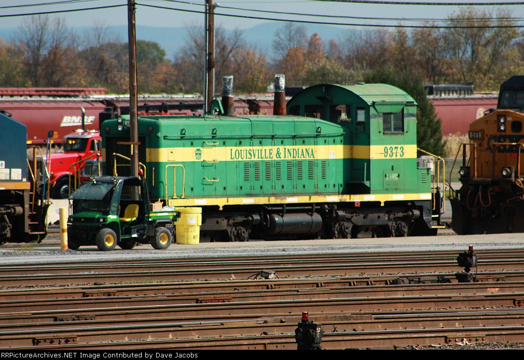 LIRC 9373 looks out of place surrounded by CSX GE Widecabs